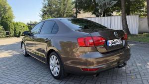 Brown Volkswagen Jetta 2012 in Marijampole, with an engine capacity of 1.60 L and mileage of 353 thousand km for 4550 €, photo 13 on AUTOMOTO.COM.LV