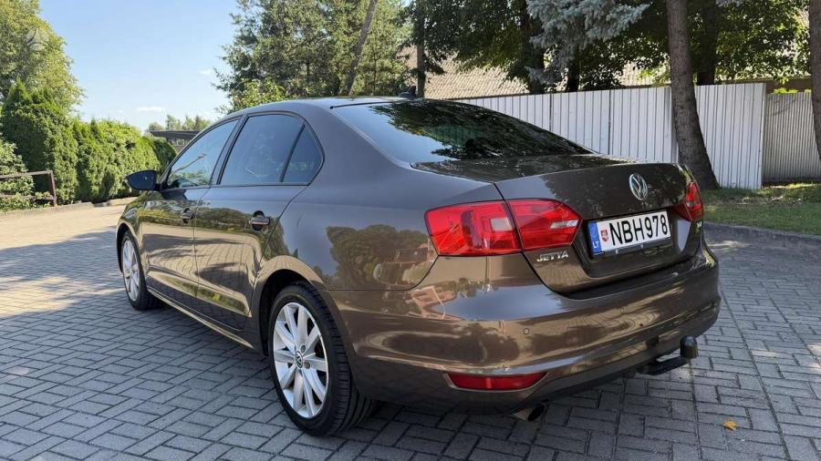Brown Volkswagen Jetta 2012 in Marijampole, with an engine capacity of 1.60 L and mileage of 353 thousand km for 4550 €, photo 13 on AUTOMOTO.COM.LV