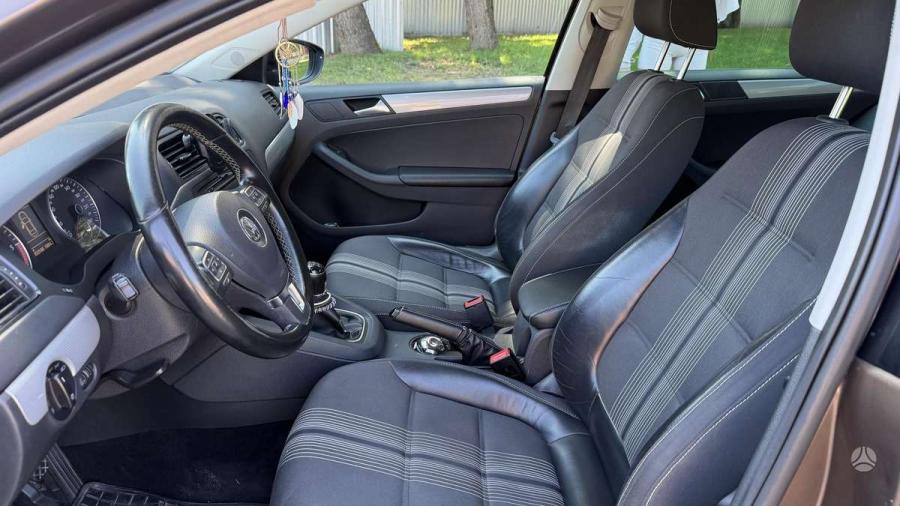 Brown Volkswagen Jetta 2012 in Marijampole, with an engine capacity of 1.60 L and mileage of 353 thousand km for 4550 €, photo 16 on AUTOMOTO.COM.LV