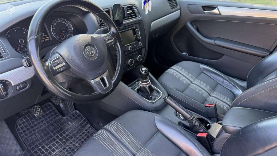Brown Volkswagen Jetta 2012 in Marijampole, with an engine capacity of 1.60 L and mileage of 353 thousand km for 4550 €, photo 17 on AUTOMOTO.COM.LV