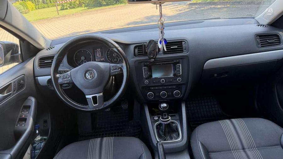 Brown Volkswagen Jetta 2012 in Marijampole, with an engine capacity of 1.60 L and mileage of 353 thousand km for 4550 €, photo 19 on AUTOMOTO.COM.LV