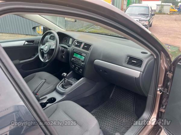 Brown Volkswagen Jetta 2012 in Tallinn, with an engine capacity of 1.20 L and mileage of 175 thousand km for 3200 €, photo 6 on AUTOMOTO.COM.LV