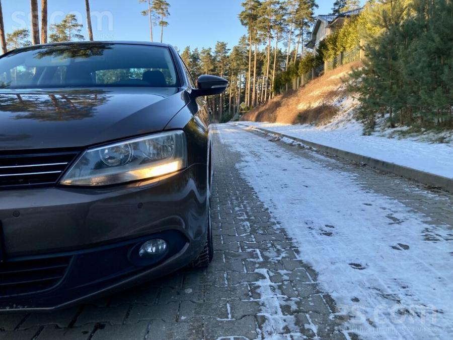 Brūns Volkswagen Jetta 2013 Rīga, ar dzinēja tilpumu 1.40 L un nobraukumu 179 tūkst. km par 4500 €, foto 1 vietnē AUTOMOTO.COM.LV