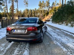Brūns Volkswagen Jetta 2013 Rīga, ar dzinēja tilpumu 1.40 L un nobraukumu 179 tūkst. km par 4500 €, foto 4 vietnē AUTOMOTO.COM.LV