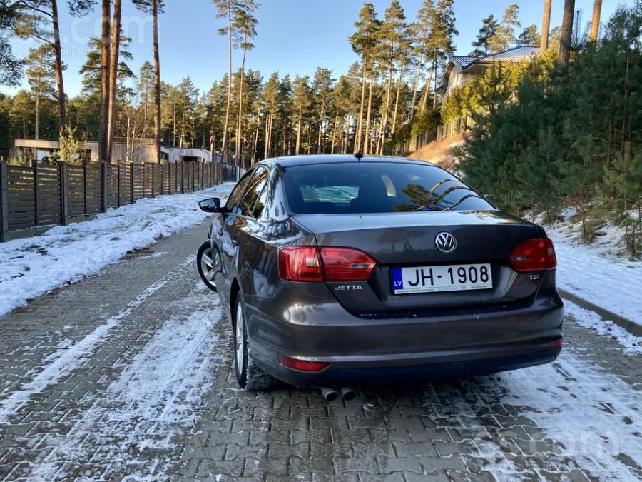 Brūns Volkswagen Jetta 2013 Rīga, ar dzinēja tilpumu 1.40 L un nobraukumu 179 tūkst. km par 4500 €, foto 5 vietnē AUTOMOTO.COM.LV