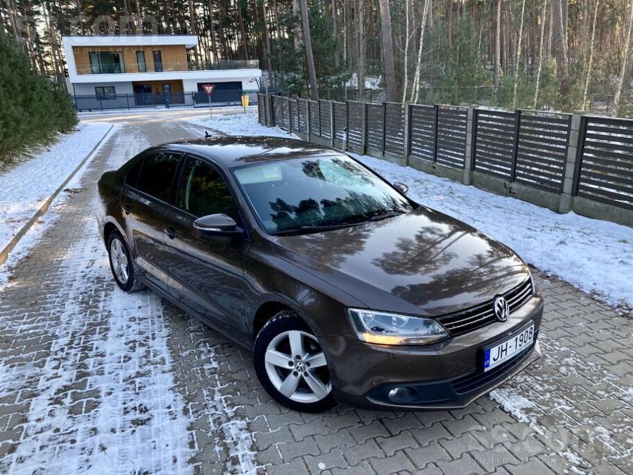 Brūns Volkswagen Jetta 2013 Rīga, ar dzinēja tilpumu 1.40 L un nobraukumu 179 tūkst. km par 4500 €, foto 12 vietnē AUTOMOTO.COM.LV