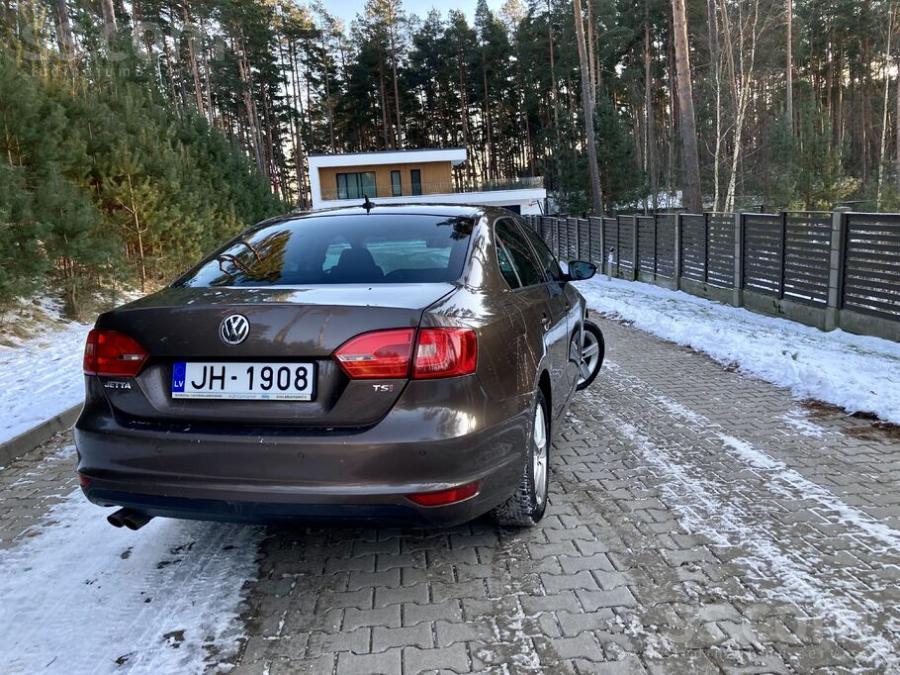 Brūns Volkswagen Jetta 2013 Rīga, ar dzinēja tilpumu 1.40 L un nobraukumu 179 tūkst. km par 4500 €, foto 14 vietnē AUTOMOTO.COM.LV