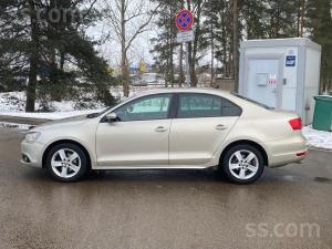 Brown Volkswagen Jetta 2013 in Riga, with an engine capacity of 1.40 L and mileage of 0 thousand km for 4399 €, photo 2 on AUTOMOTO.COM.LV