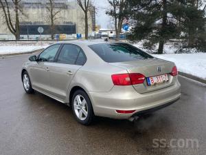 Brown Volkswagen Jetta 2013 in Riga, with an engine capacity of 1.40 L and mileage of 0 thousand km for 4399 €, photo 3 on AUTOMOTO.COM.LV