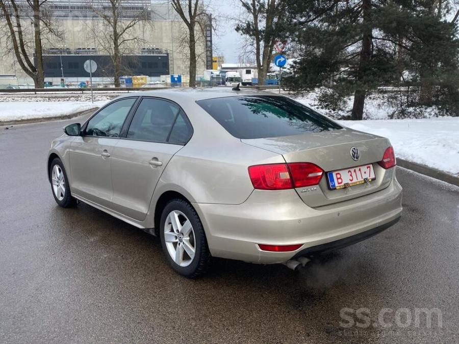 Brown Volkswagen Jetta 2013 in Riga, with an engine capacity of 1.40 L and mileage of 0 thousand km for 4399 €, photo 3 on AUTOMOTO.COM.LV