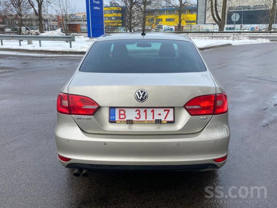 Brown Volkswagen Jetta 2013 in Riga, with an engine capacity of 1.40 L and mileage of 0 thousand km for 4399 €, photo 4 on AUTOMOTO.COM.LV