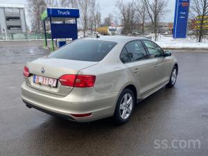 Brown Volkswagen Jetta 2013 in Riga, with an engine capacity of 1.40 L and mileage of 0 thousand km for 4399 €, photo 5 on AUTOMOTO.COM.LV