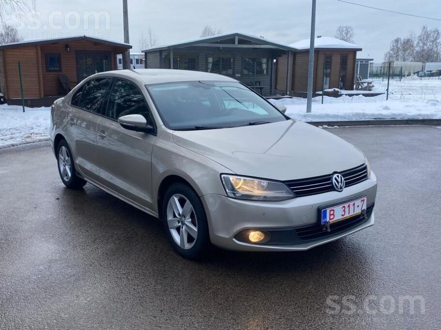 Brown Volkswagen Jetta 2013 in Riga, with an engine capacity of 1.40 L and mileage of 0 thousand km for 4399 €, photo 7 on AUTOMOTO.COM.LV