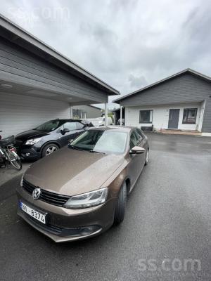 Brūns Volkswagen Jetta 2013 Rīga, ar dzinēja tilpumu 1.20 L un nobraukumu 295 tūkst. km par 5100 €, foto  vietnē AUTOMOTO.COM.LV