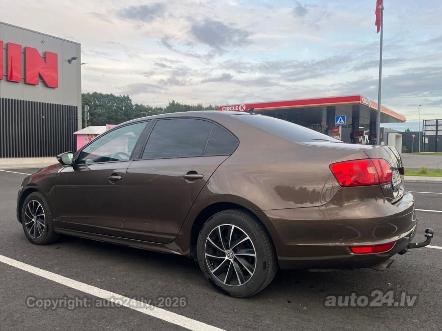 Brūns Volkswagen Jetta 2013 Tartu, ar dzinēja tilpumu 1.40 L un nobraukumu 202 tūkst. km par 5500 €, foto 4 vietnē AUTOMOTO.COM.LV
