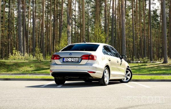 Brūns Volkswagen Jetta 2014 Rīga, ar dzinēja tilpumu 2.00 L un nobraukumu 314 tūkst. km par 6890 €, foto 6 vietnē AUTOMOTO.COM.LV