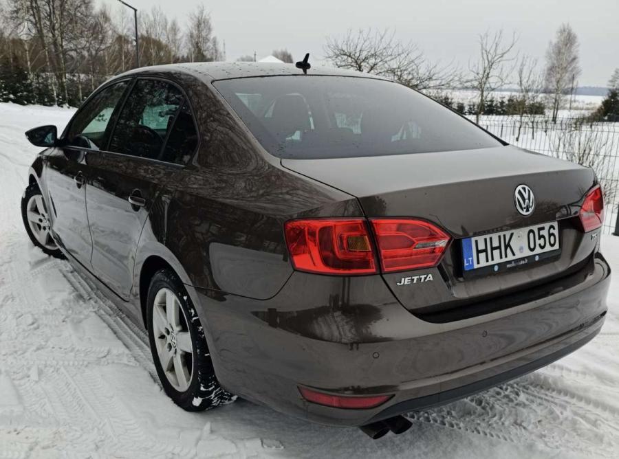 Brown Volkswagen Jetta 2014 in Vilnius, with an engine capacity of 1.39 L and mileage of 172 thousand km for 6300 €, photo 2 on AUTOMOTO.COM.LV