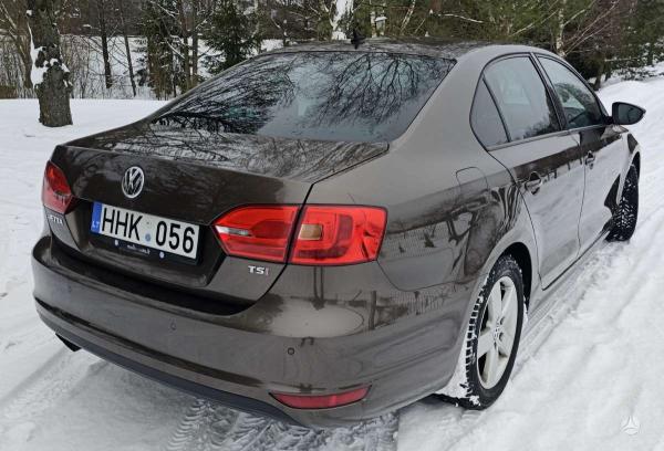 Brown Volkswagen Jetta 2014 in Vilnius, with an engine capacity of 1.39 L and mileage of 172 thousand km for 6300 €, photo 3 on AUTOMOTO.COM.LV