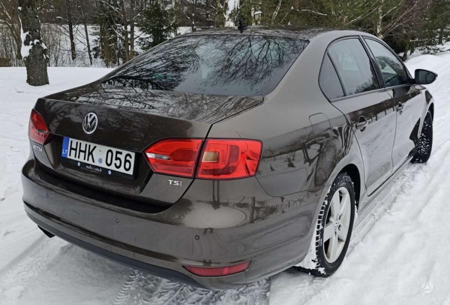 Brown Volkswagen Jetta 2014 in Vilnius, with an engine capacity of 1.39 L and mileage of 172 thousand km for 6300 €, photo 3 on AUTOMOTO.COM.LV