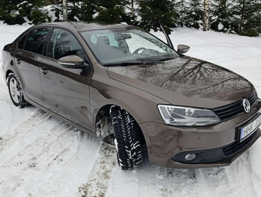 Brown Volkswagen Jetta 2014 in Vilnius, with an engine capacity of 1.39 L and mileage of 172 thousand km for 6300 €, photo 5 on AUTOMOTO.COM.LV