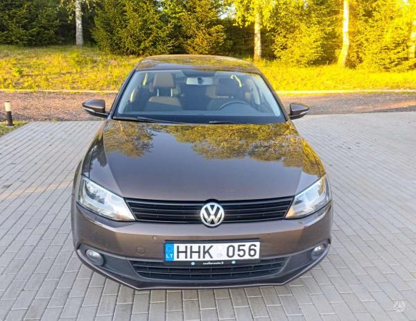 Brown Volkswagen Jetta 2014 in Vilnius, with an engine capacity of 1.39 L and mileage of 180 thousand km for 4999 €, photo 3 on AUTOMOTO.COM.LV