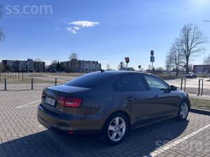 Brūns Volkswagen Jetta 2015 Rīga, ar dzinēja tilpumu 2.00 L un nobraukumu 201 tūkst. km par 7500 €, foto 4 vietnē AUTOMOTO.COM.LV
