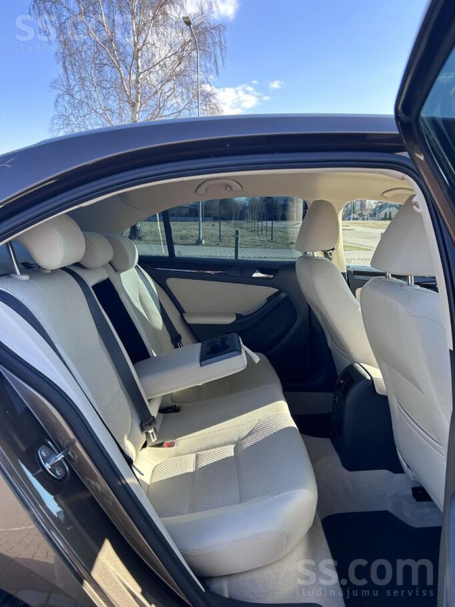 Brūns Volkswagen Jetta 2015 Rīga, ar dzinēja tilpumu 2.00 L un nobraukumu 201 tūkst. km par 7500 €, foto 6 vietnē AUTOMOTO.COM.LV