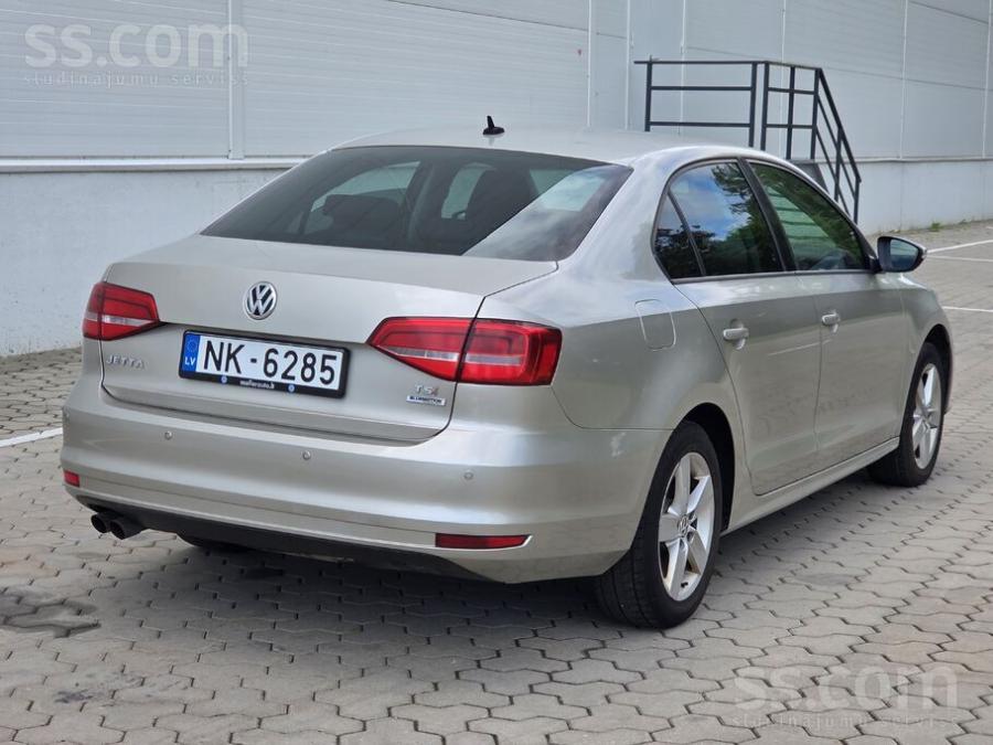 Brown Volkswagen Jetta 2015 in Riga, with an engine capacity of 1.40 L and mileage of 235 thousand km for 4850 €, photo 9 on AUTOMOTO.COM.LV