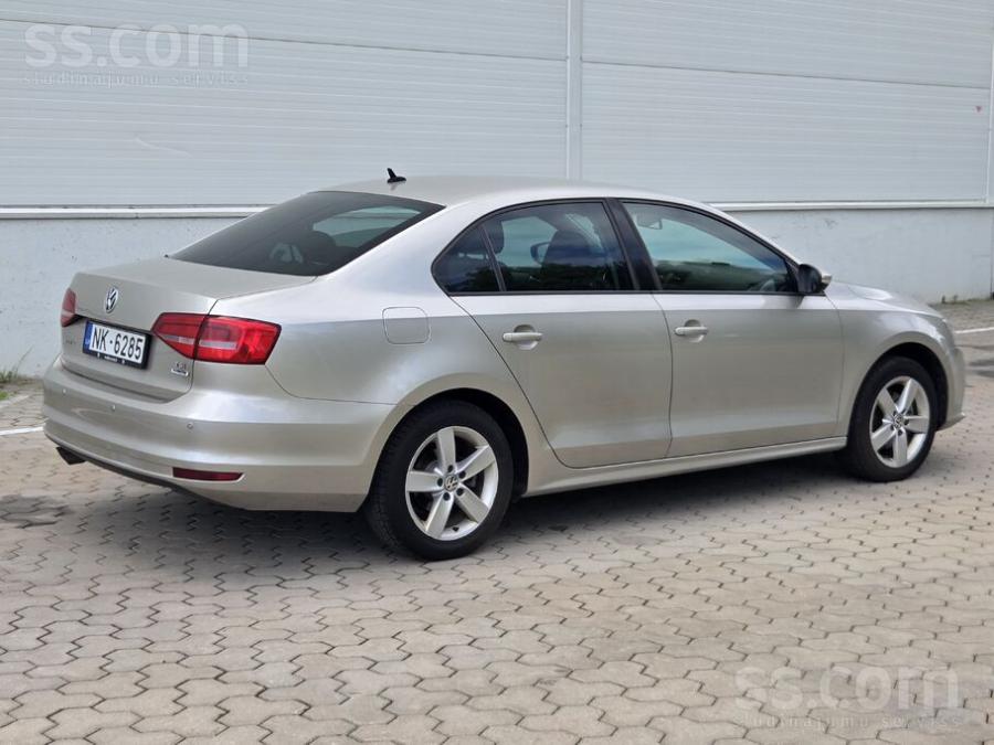 Brown Volkswagen Jetta 2015 in Riga, with an engine capacity of 1.40 L and mileage of 235 thousand km for 4850 €, photo 17 on AUTOMOTO.COM.LV