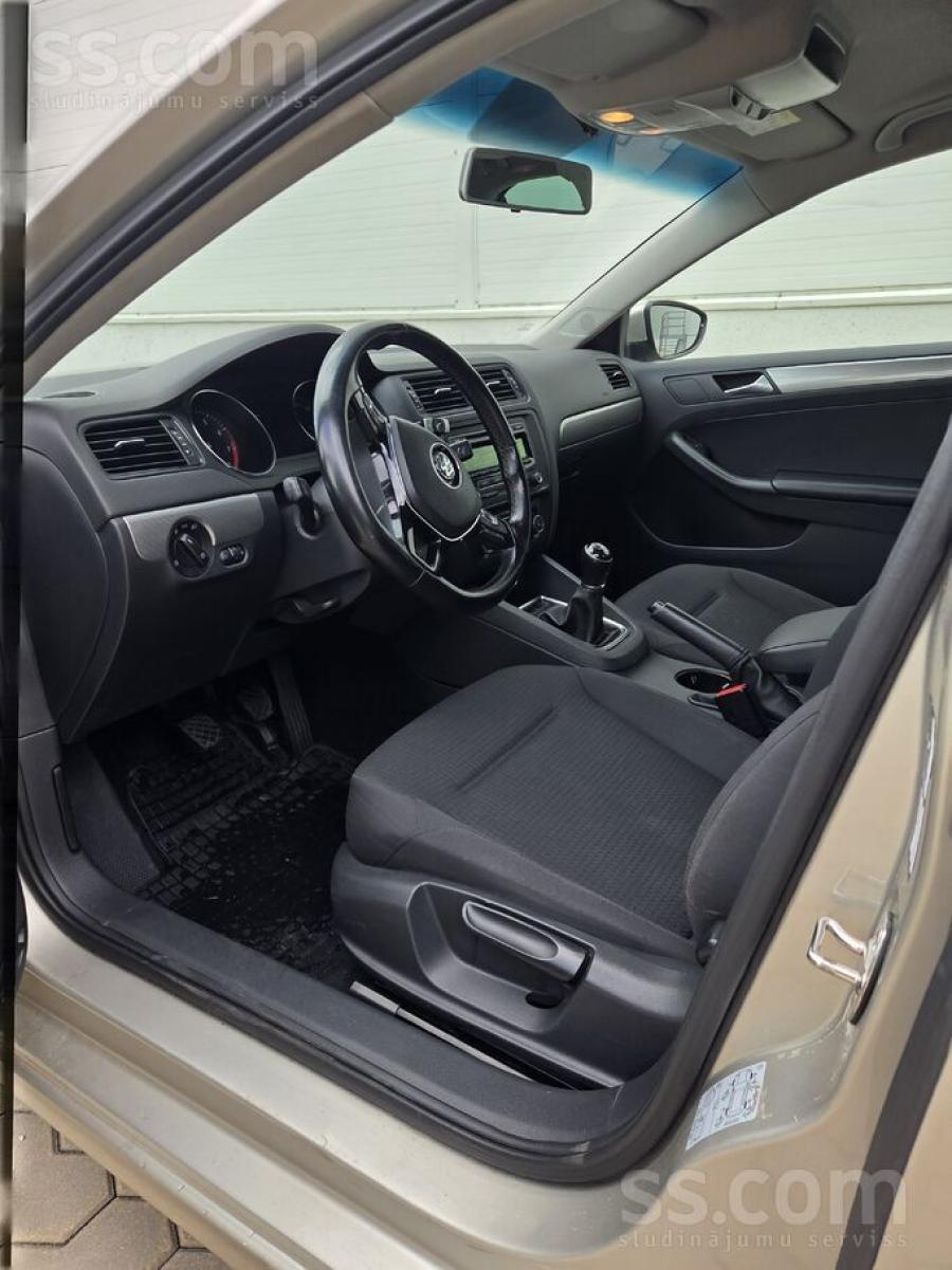 Brown Volkswagen Jetta 2015 in Riga, with an engine capacity of 1.40 L and mileage of 235 thousand km for 4850 €, photo 23 on AUTOMOTO.COM.LV