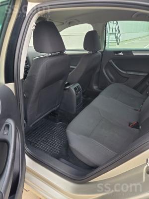 Brown Volkswagen Jetta 2015 in Riga, with an engine capacity of 1.40 L and mileage of 235 thousand km for 4850 €, photo 24 on AUTOMOTO.COM.LV
