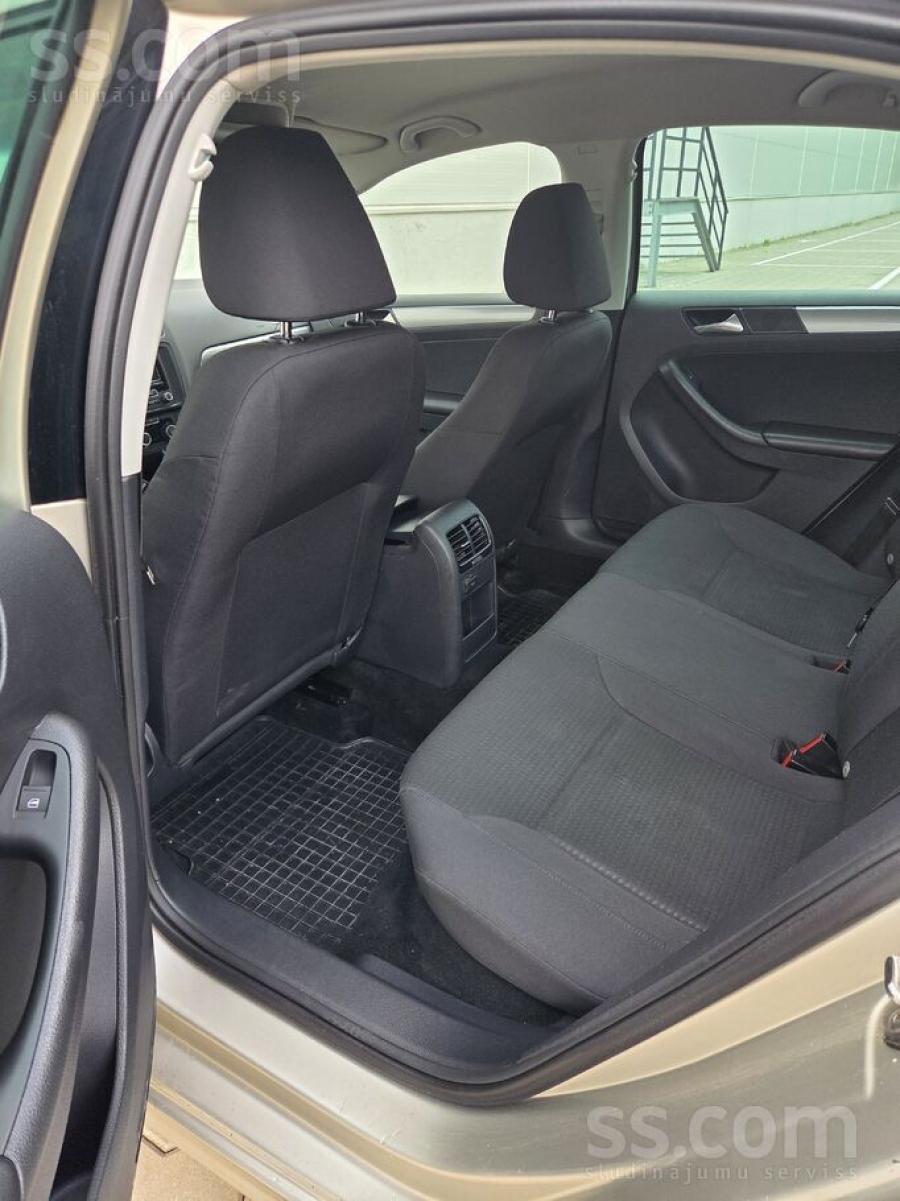 Brown Volkswagen Jetta 2015 in Riga, with an engine capacity of 1.40 L and mileage of 235 thousand km for 4850 €, photo 24 on AUTOMOTO.COM.LV