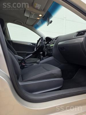 Brown Volkswagen Jetta 2015 in Riga, with an engine capacity of 1.40 L and mileage of 235 thousand km for 4850 €, photo 25 on AUTOMOTO.COM.LV