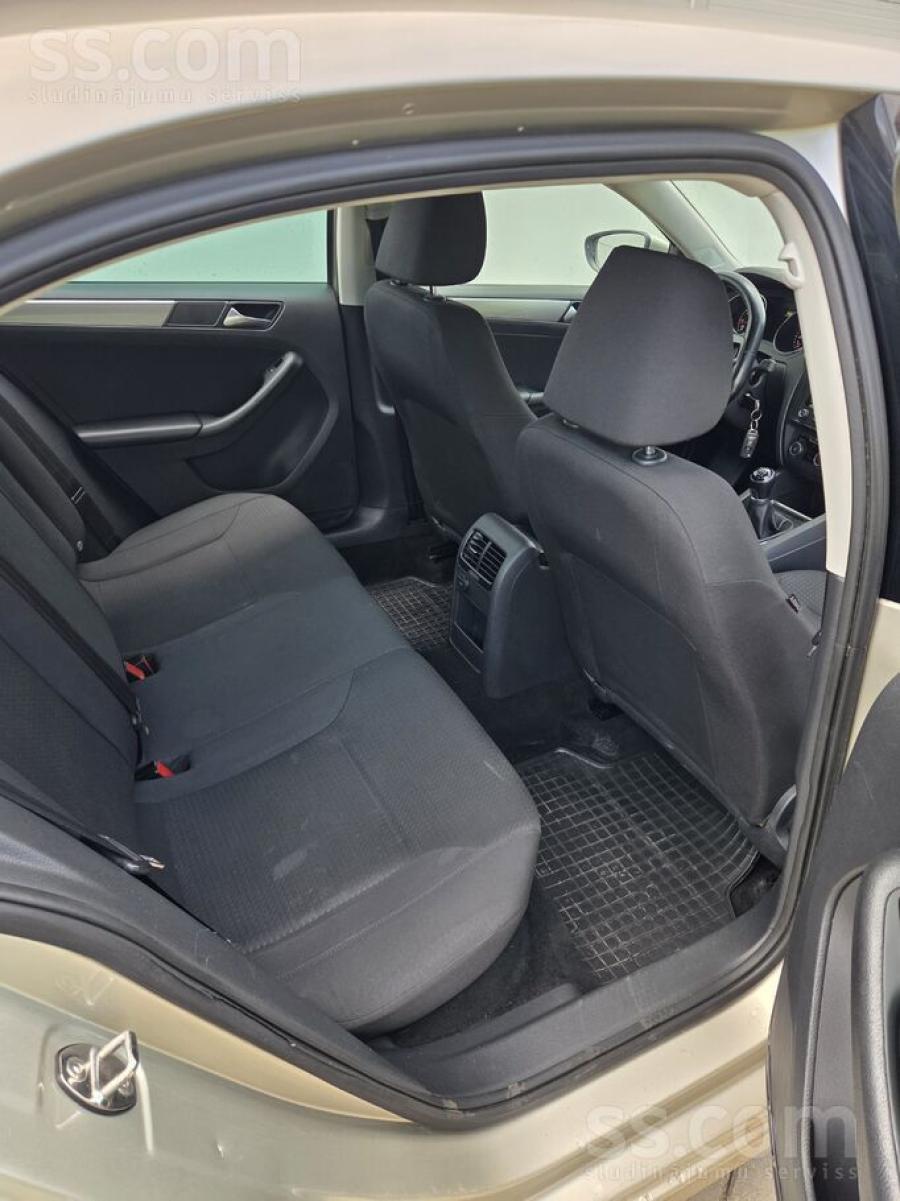 Brown Volkswagen Jetta 2015 in Riga, with an engine capacity of 1.40 L and mileage of 235 thousand km for 4850 €, photo 26 on AUTOMOTO.COM.LV