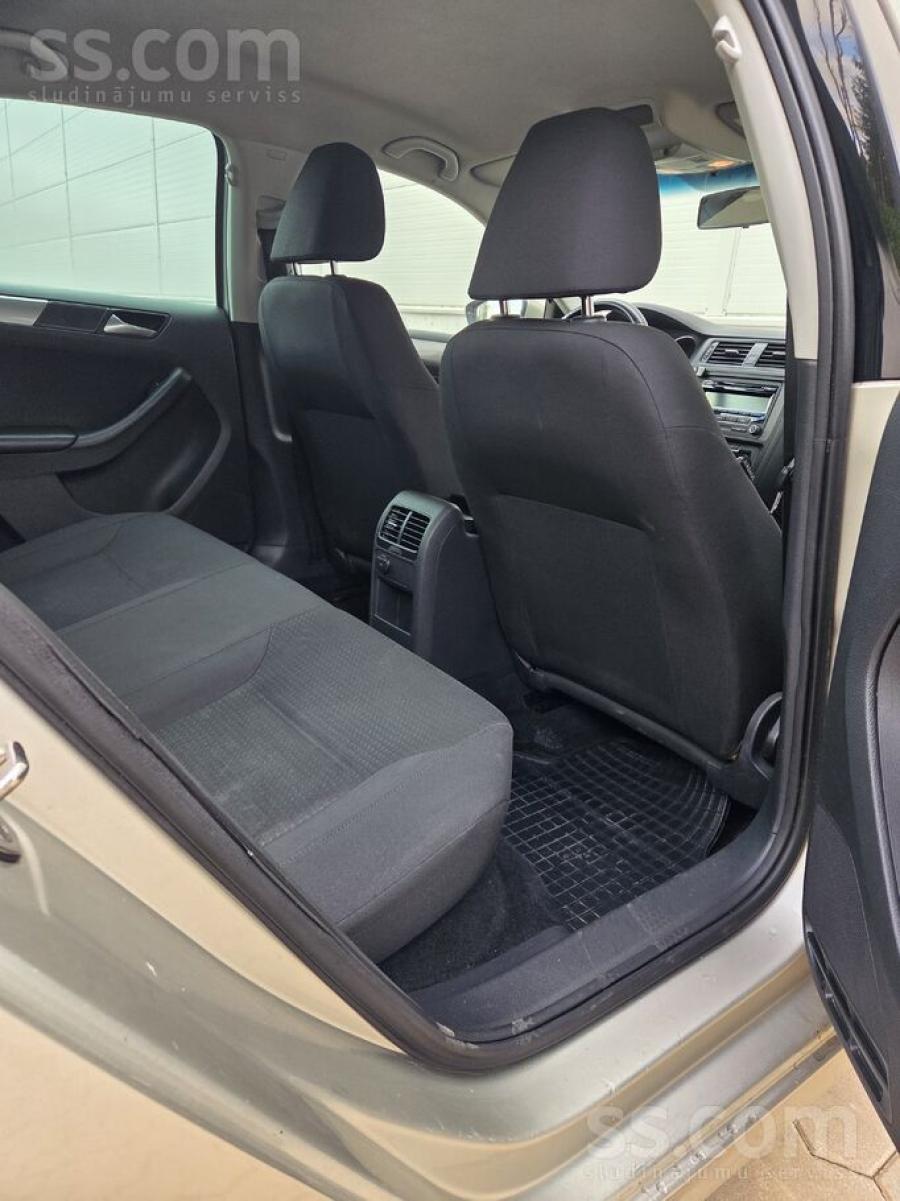 Brown Volkswagen Jetta 2015 in Riga, with an engine capacity of 1.40 L and mileage of 235 thousand km for 4850 €, photo 31 on AUTOMOTO.COM.LV