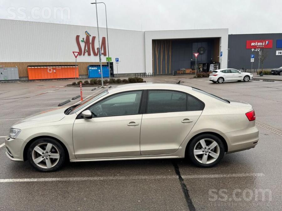Brown Volkswagen Jetta 2015 in Riga, with an engine capacity of 2.00 L and mileage of 262 thousand km for 4600 €, photo 1 on AUTOMOTO.COM.LV