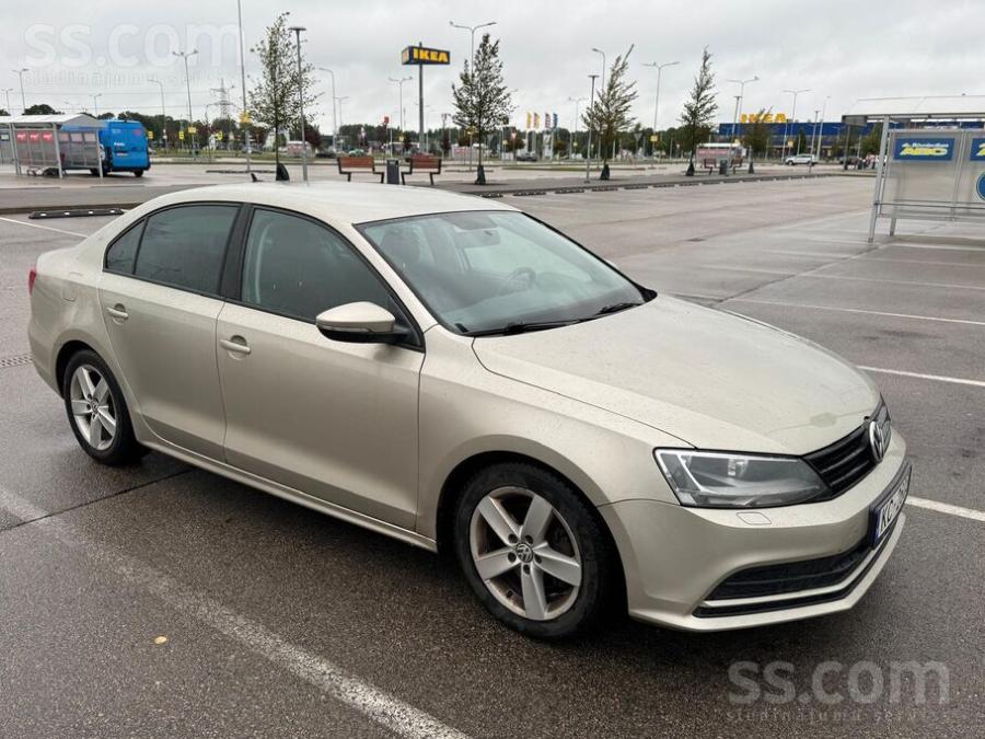 Brown Volkswagen Jetta 2015 in Riga, with an engine capacity of 2.00 L and mileage of 262 thousand km for 4600 €, photo 3 on AUTOMOTO.COM.LV