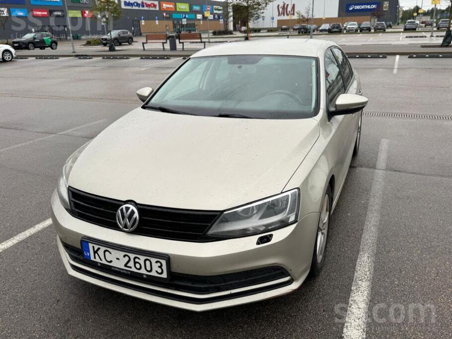 Brown Volkswagen Jetta 2015 in Riga, with an engine capacity of 2.00 L and mileage of 262 thousand km for 4600 €, photo 4 on AUTOMOTO.COM.LV