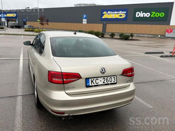 Brūns Volkswagen Jetta 2015 Rīga, ar dzinēja tilpumu 2.00 L un nobraukumu 262 tūkst. km par 4600 €, foto 5 vietnē AUTOMOTO.COM.LV