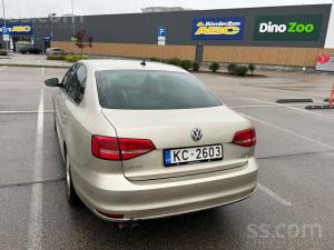 Brown Volkswagen Jetta 2015 in Riga, with an engine capacity of 2.00 L and mileage of 262 thousand km for 4600 €, photo 5 on AUTOMOTO.COM.LV