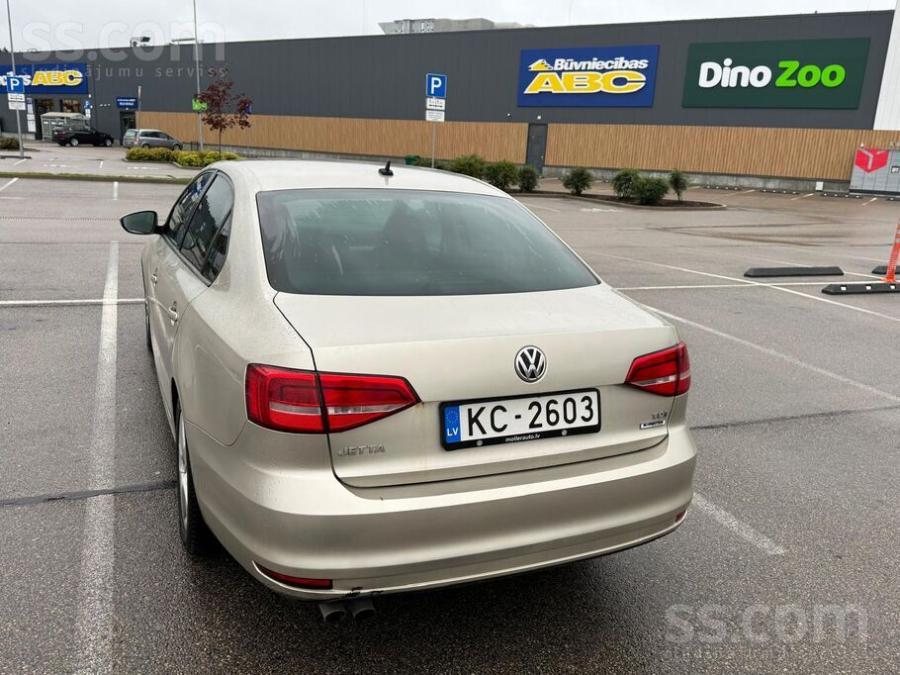 Brown Volkswagen Jetta 2015 in Riga, with an engine capacity of 2.00 L and mileage of 262 thousand km for 4600 €, photo 5 on AUTOMOTO.COM.LV