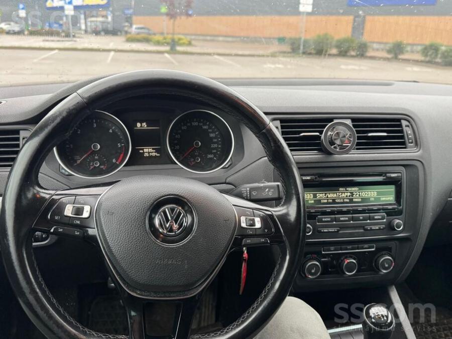 Brown Volkswagen Jetta 2015 in Riga, with an engine capacity of 2.00 L and mileage of 262 thousand km for 4600 €, photo 6 on AUTOMOTO.COM.LV