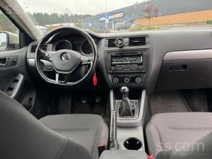 Brown Volkswagen Jetta 2015 in Riga, with an engine capacity of 2.00 L and mileage of 262 thousand km for 4600 €, photo 7 on AUTOMOTO.COM.LV