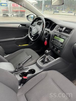 Brown Volkswagen Jetta 2015 in Riga, with an engine capacity of 2.00 L and mileage of 262 thousand km for 4600 €, photo 8 on AUTOMOTO.COM.LV