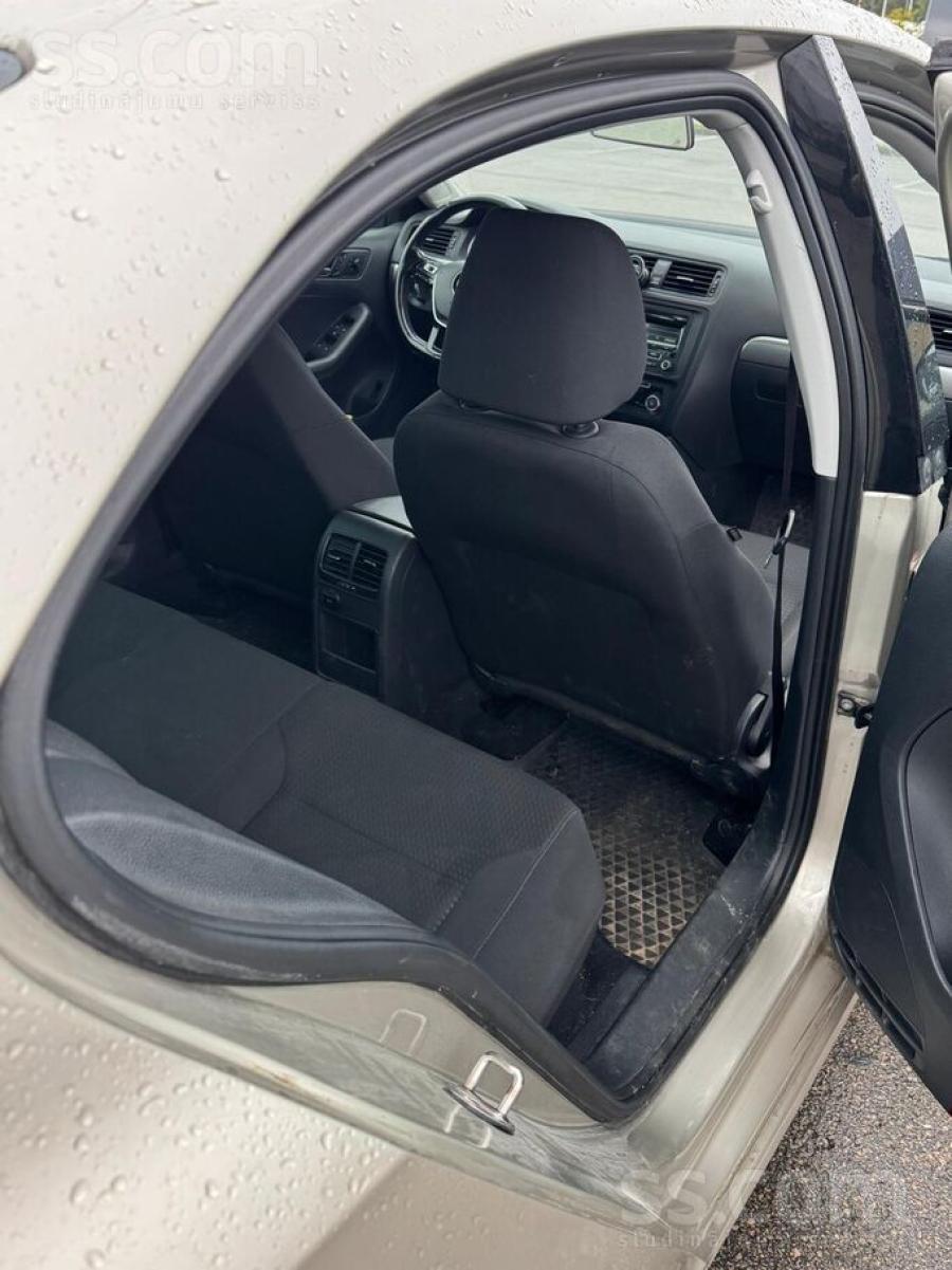 Brown Volkswagen Jetta 2015 in Riga, with an engine capacity of 2.00 L and mileage of 262 thousand km for 4600 €, photo 9 on AUTOMOTO.COM.LV