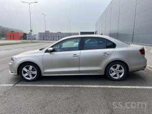 Brown Volkswagen Jetta 2015 in Riga, with an engine capacity of 2.00 L and mileage of 185 thousand km for 5100 €, photo 5 on AUTOMOTO.COM.LV