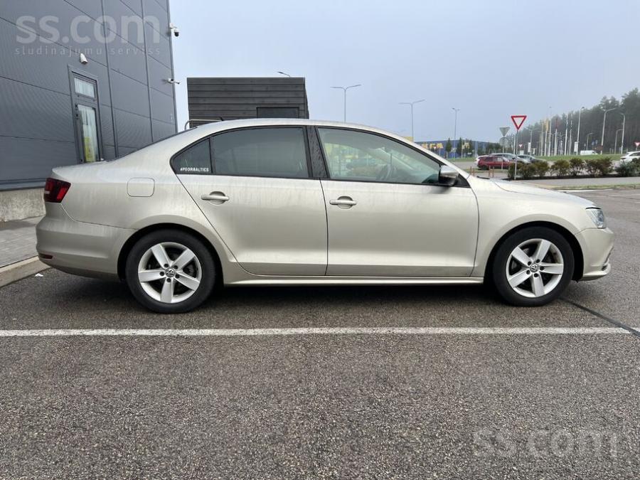 Brown Volkswagen Jetta 2015 in Riga, with an engine capacity of 2.00 L and mileage of 185 thousand km for 5100 €, photo 9 on AUTOMOTO.COM.LV