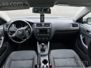Brown Volkswagen Jetta 2015 in Riga, with an engine capacity of 2.00 L and mileage of 185 thousand km for 5100 €, photo 10 on AUTOMOTO.COM.LV