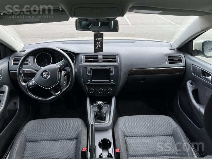 Brown Volkswagen Jetta 2015 in Riga, with an engine capacity of 2.00 L and mileage of 185 thousand km for 5100 €, photo 10 on AUTOMOTO.COM.LV