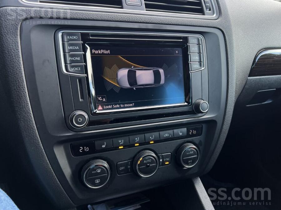 Brown Volkswagen Jetta 2015 in Riga, with an engine capacity of 2.00 L and mileage of 185 thousand km for 5100 €, photo 11 on AUTOMOTO.COM.LV